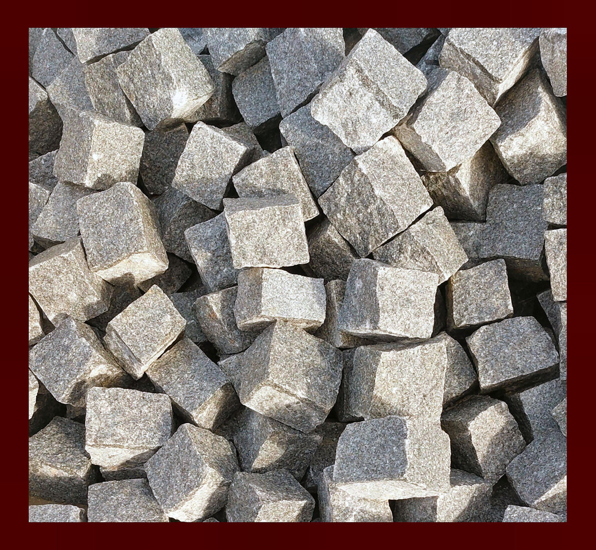 Calçada em granito cinza, acabamento natural. Novo.